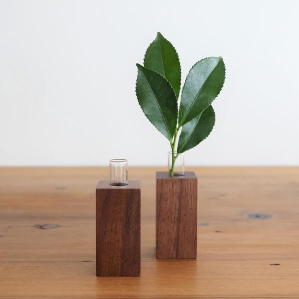 -商品名-ウォールナット榊立て 1対-商品サイズ-幅3.5×奥行3.5×高さ7.5 cm-商品重量-70g-ご一緒にいかがですか？-プリザーブド榊 ミニ 1対-商品説明-モダン神棚に最適な神具ができました。神棚に合わせた木色が人気のウォール...