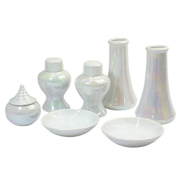 ● 商品情報陶磁器製・白ラスター神具セット(小)【神具７点セット】神棚をお祀りする際にお供えを入れる器のセット必要最低限のセットとなっており、榊立て、水玉（水）、瓶子（御神酒）、皿（米、塩）の７点セット日本国内の窯元で製作された神具セットと...