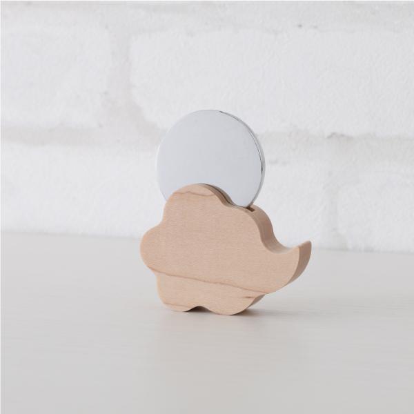 ■商品説明雲に浮かぶ光差すあたらしい神様の鏡日本的な雲のモチーフのあたらしいモダン神鏡、神鏡は、神様のご神体とも言われる大切な神具です。高い所にいらっしゃる神様への敬意を表した雲のモチーフをより親しみやすく、現代的なデザインに仕上げました。...