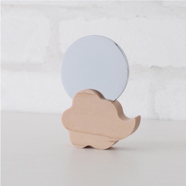 日本的な雲のモチーフのあたらしい神様の鏡ができました。神鏡は、神様のご神体とも言われる大切な神具です。高い所にいらっしゃる神様への敬意を表した雲のモチーフをより親しみやすく、現代的なデザインに仕上げました。はじめての神鏡におすすめです。ポイ...