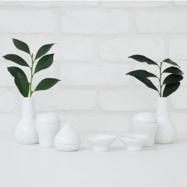 ■商品名みくまり 神具セット 白マット■素材陶器■生産国日本■商品説明川の流れは、どのような道程でもしなやかにカタチを変え、淀みなくすり抜けてあるべき所へと至ります。みくまりは、そうした自然の理に倣った人々の暮らしをイメージし、柔らかな流線...