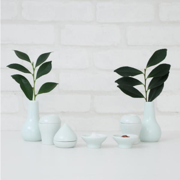 ■商品名みくまり 神具セット 青白磁■素材陶器■生産国日本■商品説明川の流れは、どのような道程でもしなやかにカタチを変え、淀みなくすり抜けてあるべき所へと至ります。みくまりは、そうした自然の理に倣った人々の暮らしをイメージし、柔らかな流線の...