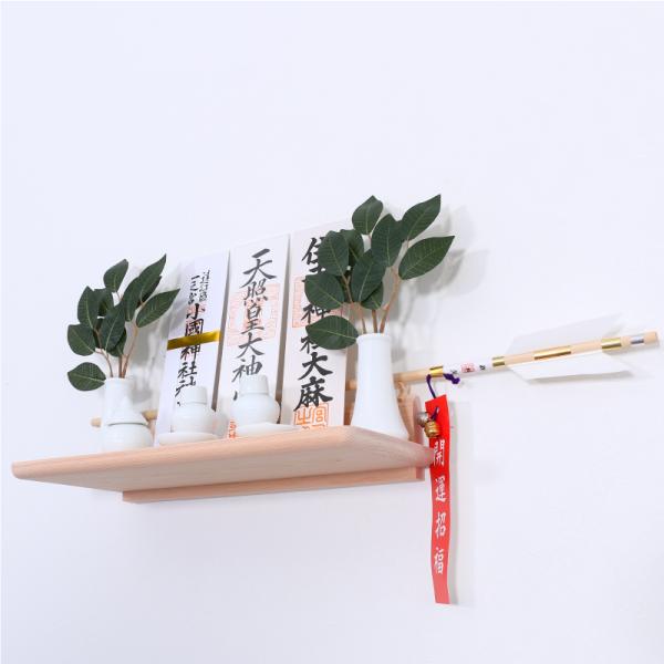 洋風のリビングに女性にも簡単に取付けができる神棚です。純国産ひのきを使用しており、奥行きもあるため神具一式をお祀りすることが可能。通常配られる頒布大麻を三枚お祀りすることができます。商品に同梱されている説明書の通りに壁掛け金具を付けるだけで...