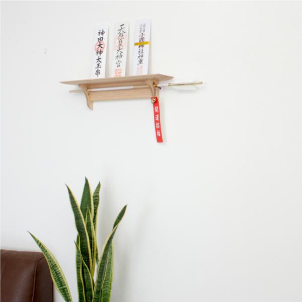 女性でも簡単に取付ができる洋風モダン神棚板の誕生です。通常の神棚板は壁への釣りつけの際にはドライバーや石膏ボード用のビスなどを用意するのが大変でした。取付には時間もかかるし、組み立ても面倒・・・・。この神棚板は取付専用の台紙、石膏ボードピン...