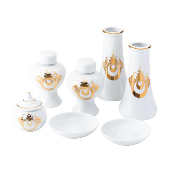 稲荷神具セット【稲荷紋/いなりもん】お稲荷さん専用の神具セット稲荷文字入りの神具セットです。 瓶子（へいじ・へいし）には御神酒、水玉(みずたま・すいき)には水を入れます。瓶子・水玉の蓋は上げる直前まで閉めておきますが、神前に上げたら開けて下...