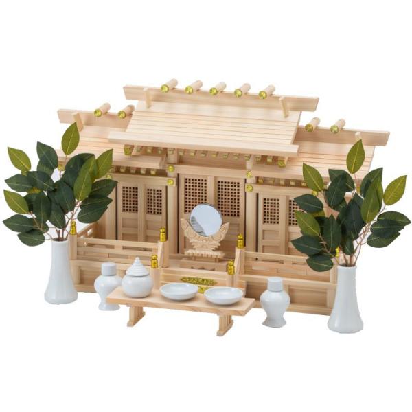 大きな御神札も入れられるようにしました。低床タイプの神棚ですので現在の住宅事情に合った神棚です。