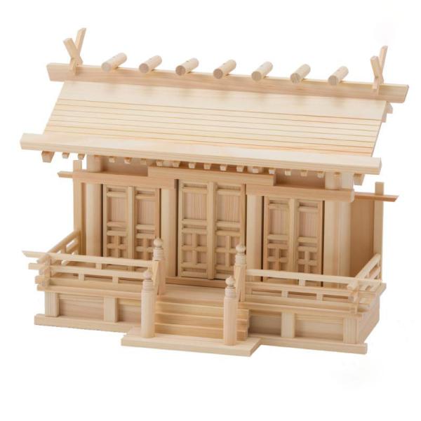 一般的な屋根違い型ではなく、屋根の段差の無い神棚です。金具などを使用せず、関東風の唐戸扉仕上げとしました。