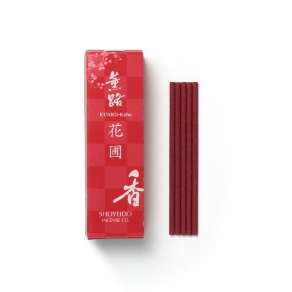 ―花の園、たたえる気品―白檀を基調とした甘酸っぱくみずみずしい香り。花々に囲まれたような温かみのあるパウダリーな甘さに、青草のようなかすかなグリーンがみずみずしく重なります。燃焼時間は約20分。簡易香立付で、灰受けに不燃性のお皿を敷けばいつ...