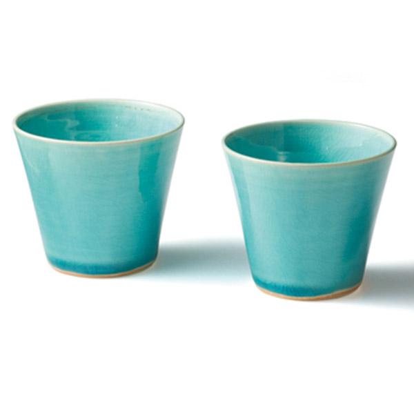 手作りとは思えない繊細なつくりに、すいこまれそうなトルコ色のガラス釉薬が美しい貫入をつくり、手に取った人を静かに楽しませてくれます。薄くて軽く、上品な京焼のカップは爽やかな空色のカップです。おしゃれなデザインボックスに入れてお届けいたします...