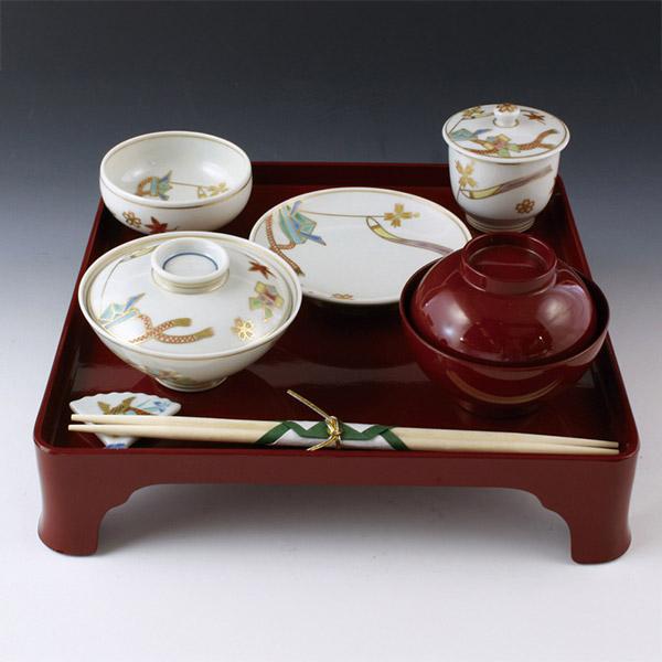 すくすくと健康に育つよう願いを込めて、かぶとを描きました。京焼ならではの色鮮やかな食べ初めの器です。【セット内容】台、蓋付き飯碗、蓋付き湯呑、小皿、椀、小鉢、お箸、箸置き(端午の節句)※モニターやブラウザなどによって、実際の物と色味が異なる...