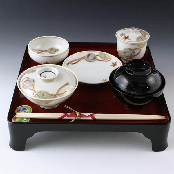 健やかなる泥丁を願う食べ初めのお膳です。丁寧に描かれた色鮮やかな手まりがお膳を彩ります。【セット内容】台、蓋付き飯碗、蓋付き湯呑、小皿、椀、小鉢、お箸、箸置き(手まり)※モニターやブラウザなどによって、実際の物と色味が異なる場合がございます...