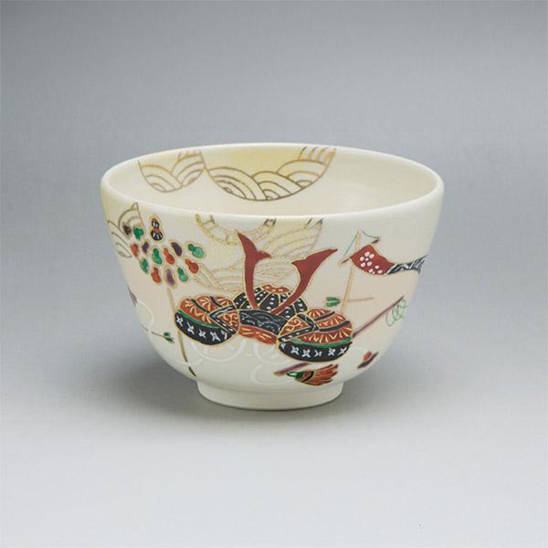 丸みを帯びた愛らしい形の兜に、おめでたい千成瓢箪などを配しました。お子様の健やかな成長を祝う抹茶碗です。【茶道 お抹茶 茶席 茶道具 お茶碗 茶碗 抹茶 抹茶茶碗 高級 上品】※モニターやブラウザなどによって、実際の物と色味が異なる場合がご...