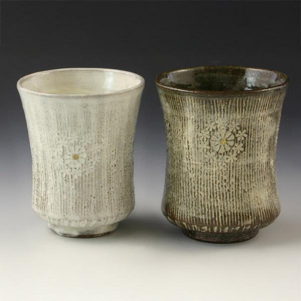 細かく施された櫛目模様に印華紋が浮かびます。詫びた雰囲気の中で、金彩の点が華やかさを醸し出しています。大小ひとつずつ入っており、結婚祝いや記念日、銀婚式・金婚式などのプレゼントにも。※モニターやブラウザなどによって、実際の物と色味が異なる場...