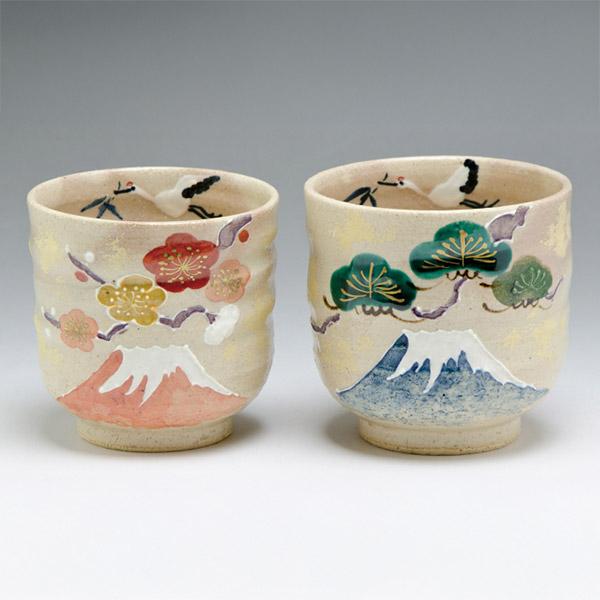愛らしい温かみのある器体に、それぞれ青と赤で大胆に描かれた富士絵が印象的な湯呑。慶事の贈り物に最適です。大小ひとつずつ入っており、結婚祝いや記念日、銀婚式・金婚式などのプレゼントにも。※モニターやブラウザなどによって、実際の物と色味が異なる...