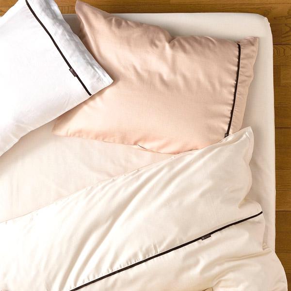 40サテン ベーシックカラー『Afit plus -エフィットプラス-』やわらか なめらか無地風ナチュラルカラー7色展開。ソフト加工したサテン生地使用。とても柔らかな肌触りです。細かな地模様とこげ茶のテープがアクセントです。※モニターやブラ...