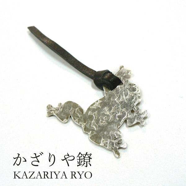 シルバーを使用したしおりです。かわいらしいモチーフを集めました。※紐の色はランダムです。ご了承ください。●金属を使用しておりますので、色の変化があります(酸化する)銀系は黄色から茶色、黒く、真鍮はアンティークな黄土色っぽくなっていきます。使...