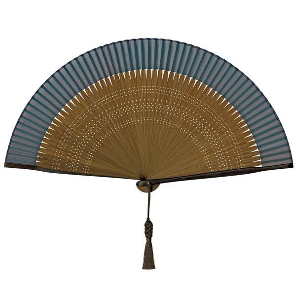 親骨には黒檀を、扇面にはシルクを使用した、上品な扇子。プレゼントにもおすすめです。●京くみひもチャーム付き※モニターやブラウザなどによって、実際の物と色味が異なる場合がございます。■サイズ約22cm■素材扇面：シルク100％親骨：黒檀■入り...