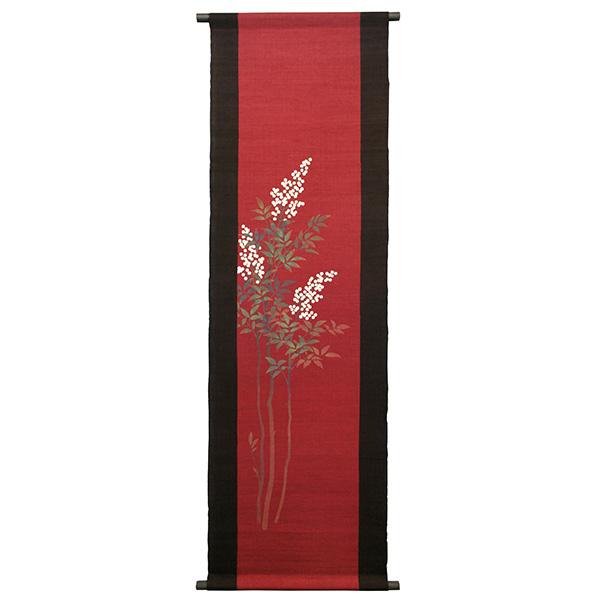 和のモダンインテリアを演出する手染め麻タペストリー。 落ち着いた地色に白い南天を綺麗に染め上げ、タペストリーに仕立てました。 難を転ずる”南天は、縁起が良いとされており、迎春を彩るのにもぴったりです。※商品画像はできるだけ実商品に近い色に合...