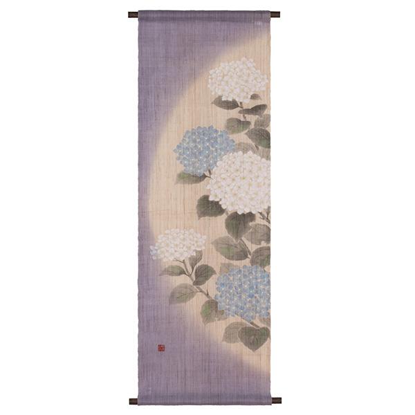 空間を華やかに彩る、和のモダンインテリアを演出する手染め麻タペストリー。てまり咲きの見事な紫陽花。花びら一枚一枚を微妙な色の変化をつけたぼかし染めで表現しています。手染めならではの見事な繊細さと、味わいある雰囲気をお楽しみいただけます。※商...