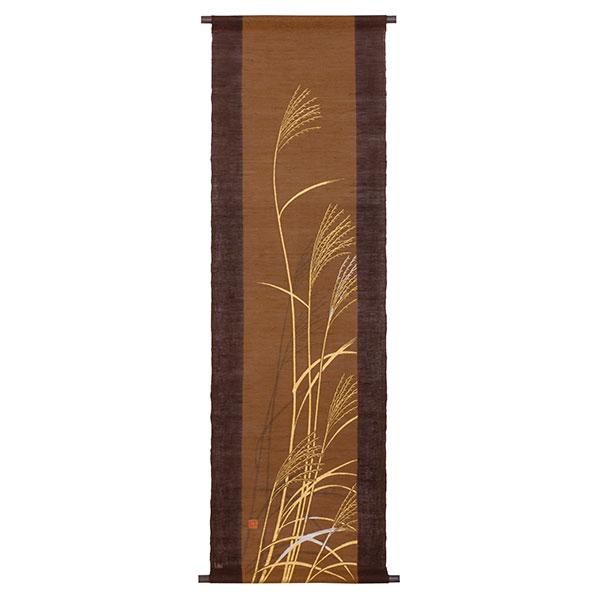 和モダンインテリアを演出する手染め麻タペストリー。月明かりの下にすっと立つすすき。涼秋の静かな風に揺れています。秋らしい落ち着いた配色に映える、すすきの金彩と銀彩は上品な光沢感。和室にも洋室にも合う、すっきりと洗練されたデザインです。※商品...