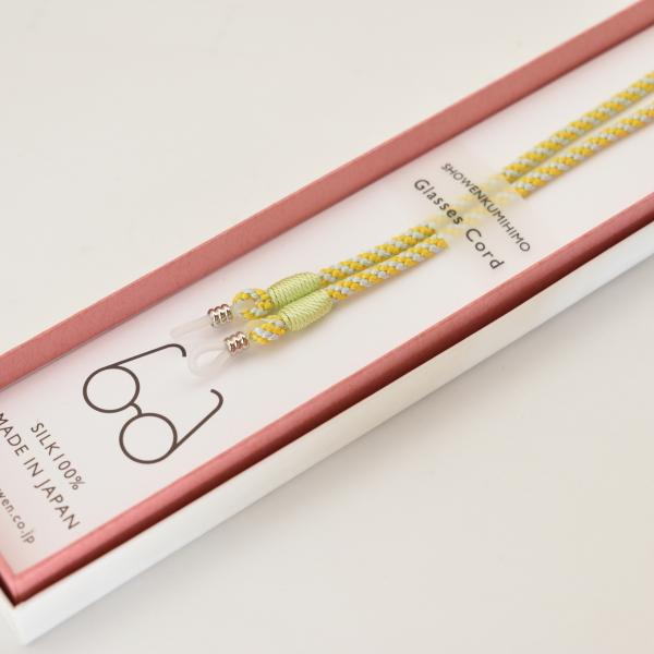 組紐らしい表情、絹ならではの艶やかさ・軽さなど、紐の良さを最大限に活かしたグラスコードです。<br><br>八つ組とは八つの玉(おもり)を使う紐の組み方です。<br>一般的に江戸紐(えどひも)とも呼ばれ、...