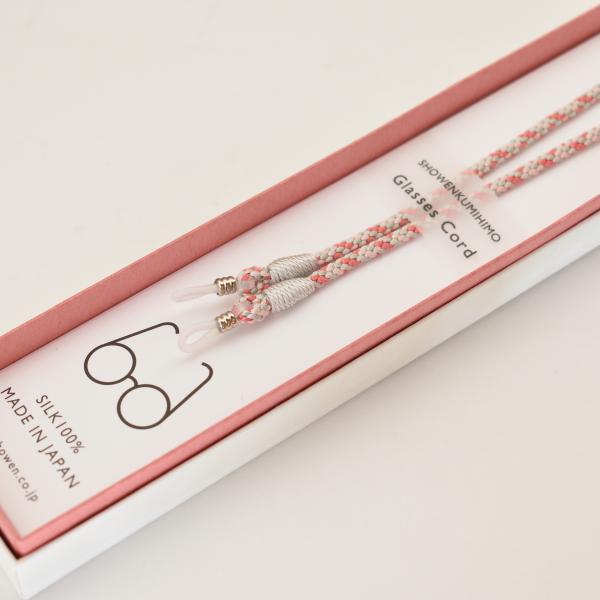 組紐らしい表情、絹ならではの艶やかさ・軽さなど、紐の良さを最大限に活かしたグラスコードです。<br><br>八つ組とは八つの玉(おもり)を使う紐の組み方です。<br>一般的に江戸紐(えどひも)とも呼ばれ、...