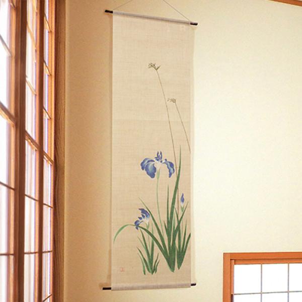 生地が持つ味と手描き特有の勢いのある筆運びが特徴の一枚。燕子花は江戸琳派特有の鮮やかな青と緑で描き上げられ、明るい白緑が差し色となり絶妙なバランスで完成しています。作家が一筆一筆色を置き、一枚一枚手描きで仕上げられた贅沢なタペストリーです。...