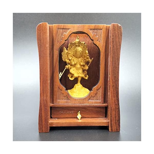 材質：天然木。サイズ：烏枢沙摩明王像：高さ7*幅3cm ；仏壇 高さ10*幅8*奥行5cm ※天然のツゲ材を使用し、手作業で制作しております。その為木目や細かい部分の仕上げに個体差がございます事を予めご了承ください。金剛夜叉が心の不浄を食い...