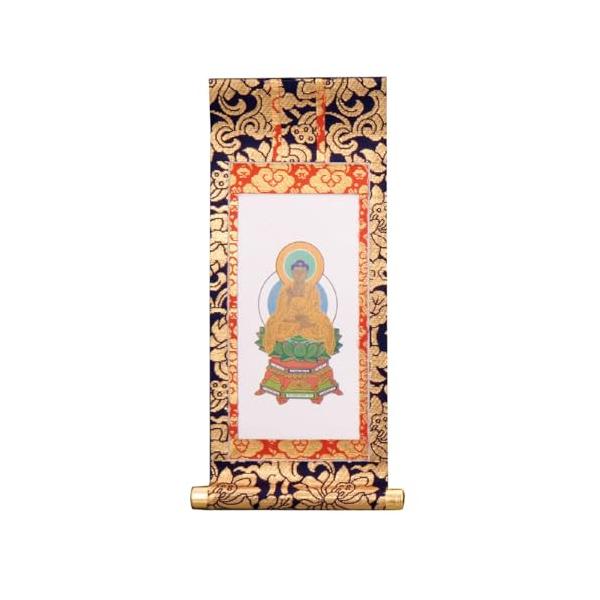 金糸デザイン 仏教の開祖・釈迦如来 しゃかにょらい を上品に表現した掛け軸です。優雅な印相と金糸の輝きが、お部屋に厳かな雰囲気を添えます。コンパクトな仏壇にぴったりのサイズなので、置き場所を選びません。 丁寧な仕上げ 職人による細やかな技で...