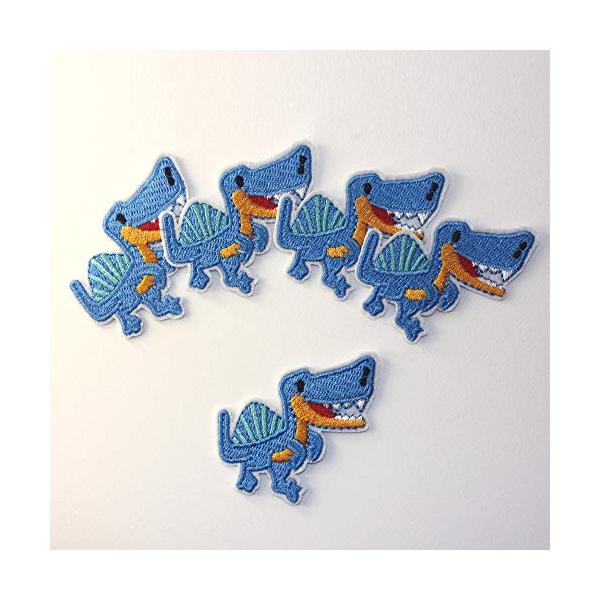 デザイン 空色恐竜タイプです。男の子 女の子 にも使える お洒落な のり付きワッペンです。子供のめじるしに使ったり ひざあてや穴ふせにも使えます。なまえ代わりにお使えるように、５枚まとめての販売となります。裏は全てお手軽なアイロンタイプにな...