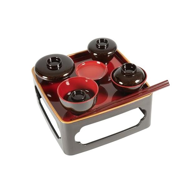 現代のコンパクトなお仏壇に合わせたミニサイズの仏膳です。飯椀(ご飯入れ)、汁椀、平椀、高月、壺椀、お箸、お膳がセットになっています。この製品のみで、お供え時に必要なひととおりの仏具用品小物がそろいます。茶碗や供物台などすべて樹脂製のため、水...