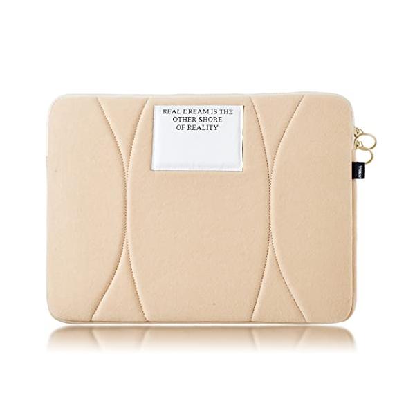 ノートパソコンを保護しながら簡単に持ち運べるおしゃれなパソコンケースです。外面からの衝撃を吸収、クッションの役割で大事なノートパソコンを衝撃から守ります。PCを出し入れするファスナーは開閉しやすい大きなリング付きます。負担にならない軽量設計...