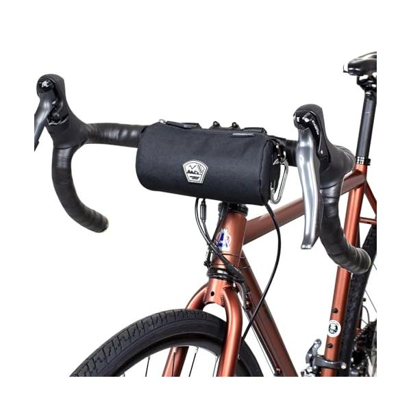 商品内容 ：フロントバッグ、ショルダーベルト 生地 ：ポリエステル 仕様 ：防水撥水生地、防水ファスナー 容量 ：1.1L(S)/1.5L(M) サイズ ：長さ18cmx径φ9cm(S)/長さ19cmx径φ10cm(M) 重量 ：130g(...