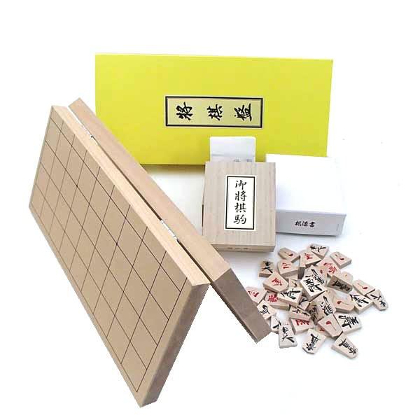 昔懐かしい将棋駒と厚さもある新桂7号折将棋盤のセットです。新桂７号折れ将棋盤盤はアガチス材、サイズは32*35ｃｍと普通サイズの大きさです。駒：駒：楓漆書き桐箱入り 裏赤 　紙製将棋盤付き白っぽい木肌で手触りの風合いも良く、普及駒の中では上...