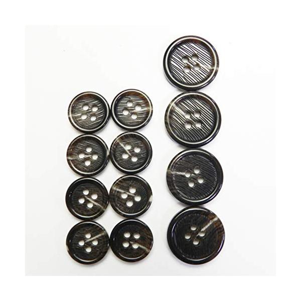 スーツ1着分のセット販売個数：20mm4個と15mm8個のセットです。サイズ：20mmと15mm用途：スーツやジャケット・パンツ地模様の上に、縞模様が刻まれている非常に凝ったデザインの水牛調こげ茶系４穴ボタンです。ホビー/手芸・画材/裁縫材...