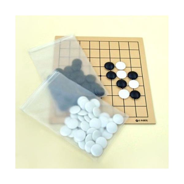 ゴム盤、プラスチック碁石が透明ケースに入った入門者向け９路盤セットです。 裏面に７路盤が付いてさらに使いやすくなりました 碁石：プラスチック製 ケース入り 、白石黒石各40個。表面9路、裏面7路になります。通常、郵便の定形外で発送となります...