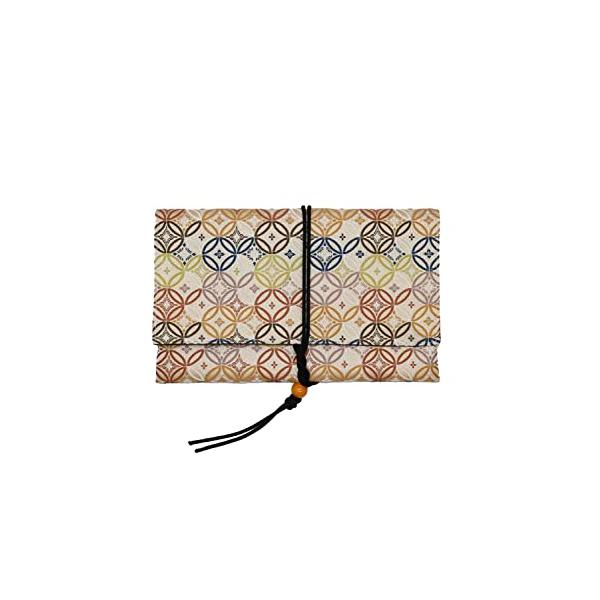 京都西陣織の金襴生地に伝統的な柄を合わせた御朱印帳入れです。裏地には和風ドビー生地 綿 を使用しています。標準サイズ 神社 、大判サイズ お寺 の御朱印帳どちらでも2冊収納することができます。ウッドビーズ下の結び目の位置を変えることで、紐の...