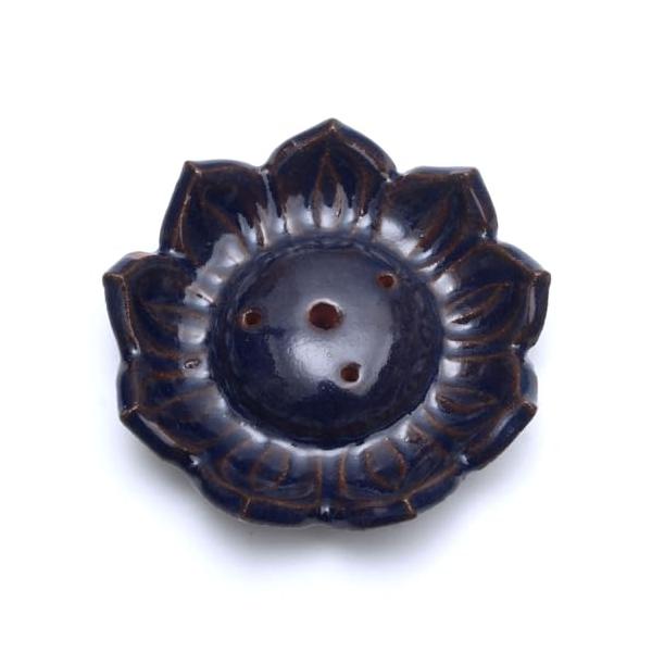 チベット香の太さは約3.5ｍｍもあるので通常のお香立てではサイズが合いません。 このお香立ては、四つ穴が開いており中央の大きな穴は入口は約4.7ｍｍあり貫通した先は約2.5ｍｍあります。 周りにあるもう三つの穴は、入り口が約2ｍｍ*2.5ｍ...