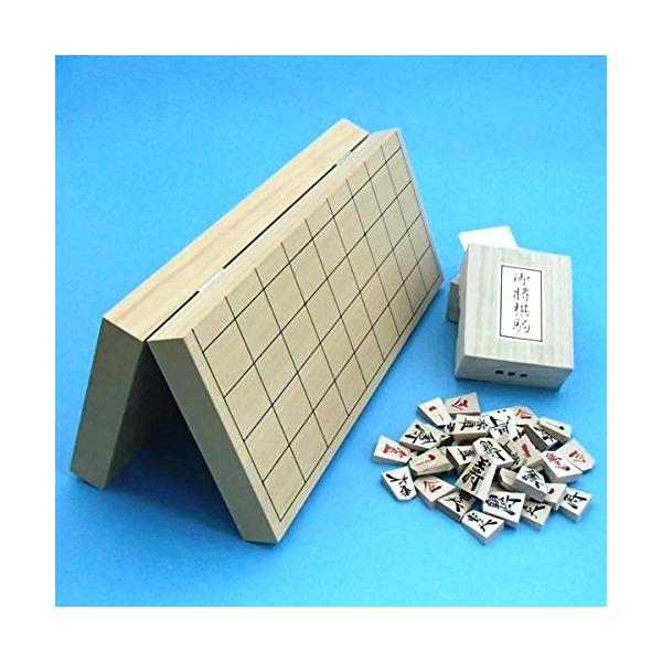 昔懐かしい、楓の駒と厚さ約30mmの新桂10号折将棋盤のセットです。新桂10号折れ将棋盤のサイズ約33cm*36cm、厚さ一寸 約3cm です。将棋駒：楓漆書き 桐箱入り 楓の駒は随分昔から彫られていたらしく、歴史のある駒です。普及駒の中で...