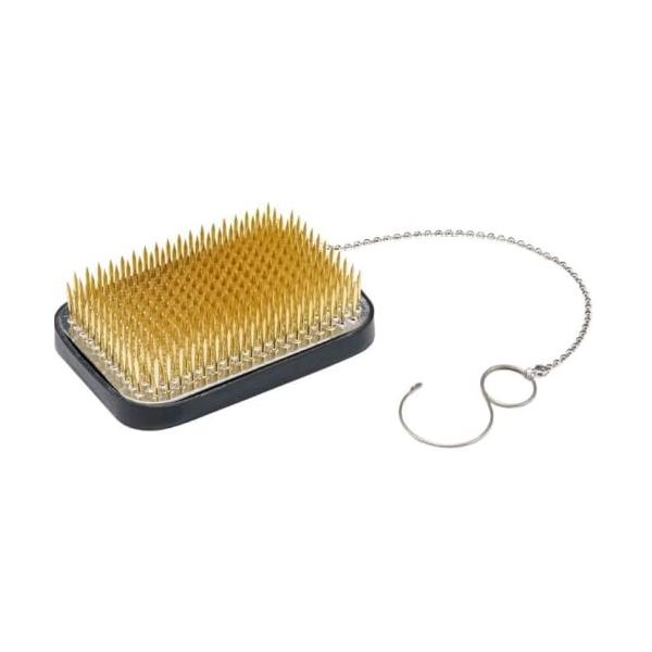 重量:約385g全体寸法(約):長辺83mm*短辺58mm*高さ21mm針寸法(約):太さ直径1.4mm*高さ13mm針の本数:276本包装形態:化粧箱セイフティタイプ:剣山を簡単に水から取り出せる鎖付の金具ゴムリング付:水盤を傷つけないよ...