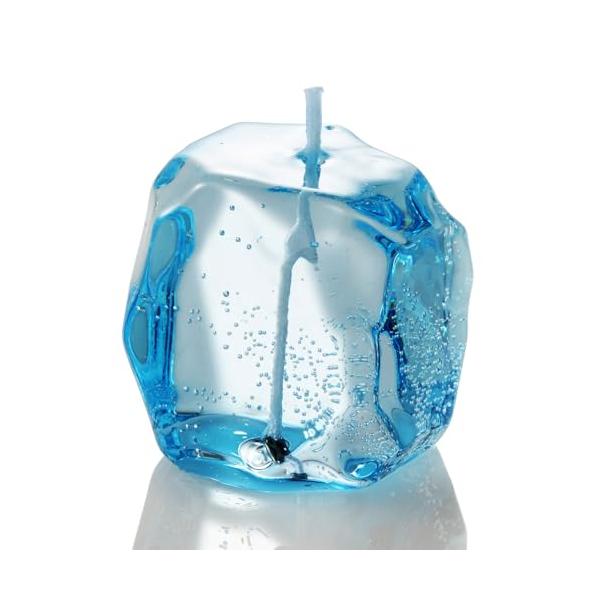 見た目は冷たい氷の様で触るとゴムの様に弾力があるプルプルした不思議なキャンドル。透き通った淡い水色のキャンドルは、火を灯すとキラキラと輝く水面の様に幻想的な輝きを見せてくれます。火を灯すと氷が溶ける様な透明感の中で幻想的な温かい光を放ちます...