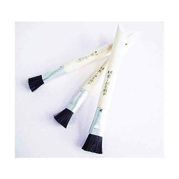 ブラシ専門店の職人が心を込め一つ一つ手作りした商品です。サイズ：143*20*13ミリ 一本 ※簡易包装で発送となります。縦型ですので、サッシ以外にもコーヒーメーカーなど多目的でお掃除アイテムとして使えます。鋭利部で誇りを掻き出し、毛部分で...