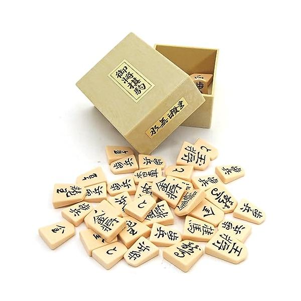 並駒に比べて少し大きく、重量感があります。プラスチック駒の中での高級駒です。ケースサイズ:約11*8.5*4.5cm　ケースごと総重量：約345gお子様の将棋入門やクラブなどにもお使いいただけます。塩ビの将棋盤に並べているのは参照画像です。...