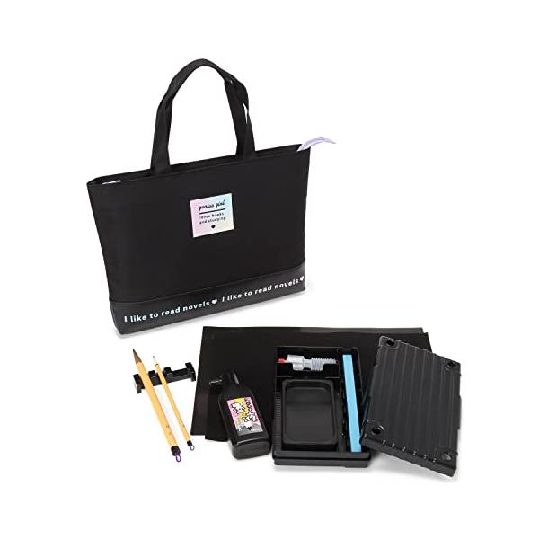 学校の授業で使える書道セット。A4サイズが入ってレッスンバッグとしても使えるトートタイプ。 サイズ(約) 開口幅38cm/底幅34cm*奥行(まち部分)3cm*高さ28cm*持ち手15cm  重量(約) 1030g セット内容 筆(太・細2...