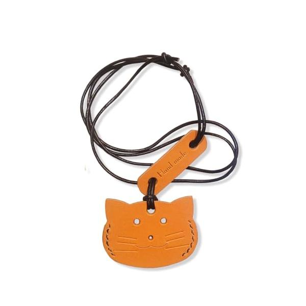 耐久性に優れたイタリア製本革の素材。 オフィスや外出先などで便利で使いやすい本革ペンホルダー。 なめらかできめ細かく、触り心地の良い質感が魅力。 お使いいただくほど味わい深く、手に馴染んでいく本革素材です。プレゼントとしてもお勧めいたします...