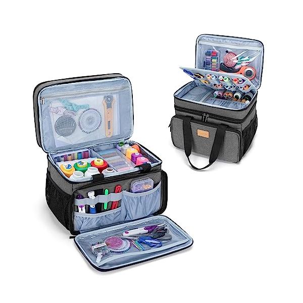 上の段 小物用フラップ付きの上段にはネットポケット、透明なポケット、ゴムバンドがたくさんあります。裁縫用ハサミやロータリーカッター、マーカーペン、糸などを収納することができます。 下の段 取り外し可能な仕切りが付いた下段には糸のスプールやボ...