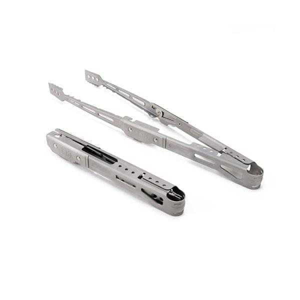 オールステンレス製の折りたたみ焚き火トングです収納時は長さ280mmになりA4サイズに収まります使用時は510mmのロングサイズに新機構リテインプレートが長いトングにありがちな先端のズレを防ぎますクワガタムシの顎をイメージした先端部分はあら...