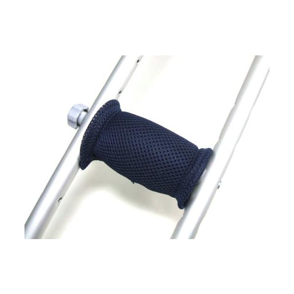 松葉杖用　グリップカバー*1個の販売です。　 左右2本の松葉杖をご利用の方は2個お求め下さい。上下 脇パッドカバー*1個とグリップカバー*1個 のセットの販売もしています。耐久性の高い立体ソフトメッシュは、長時間の使用でもへたれが少なく、ク...