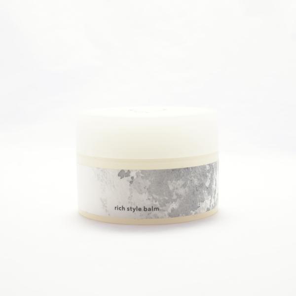 使うたび、“0”に整える新発想のヘア＆ボディバーム。アロエベラ液汁、ザクロシードオイル、シアバター、ミツロウを配合し、スタイリング力を高めながら、うるおいと自然なツヤをプラス。乾燥や紫外線によるダメージから髪と肌をやさしく守ります。ベースに...