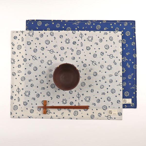 大き目サイズのランチョンマットです。通気性が良くナチュラルな色感の綿麻生地を使用しています。 １点１点、国内でハンドメイドで製作しています。記名可能なオリジナルネームタグがついています。●作品サイズ幅50cm×高さ40cm●素材麻55%、綿...